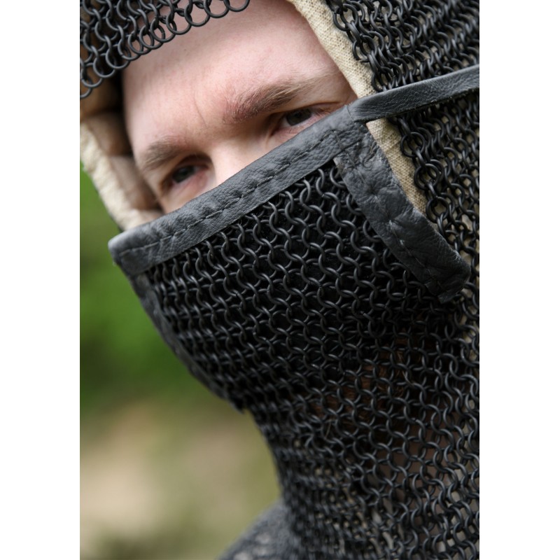 Cuffia di cotta di maglia medievale con apertura quadrata.