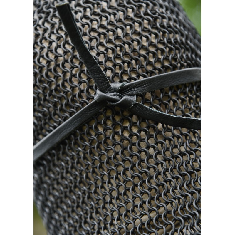 Cuffia di cotta di maglia medievale con apertura quadrata.