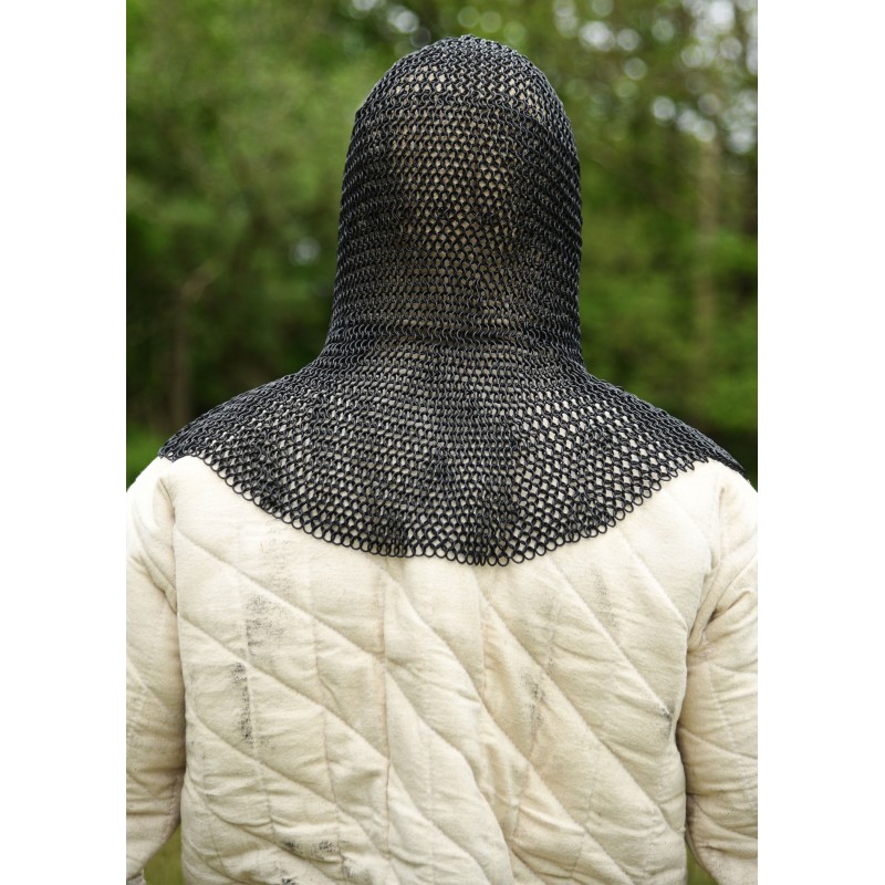 Cuffia di cotta di maglia medievale con apertura quadrata.