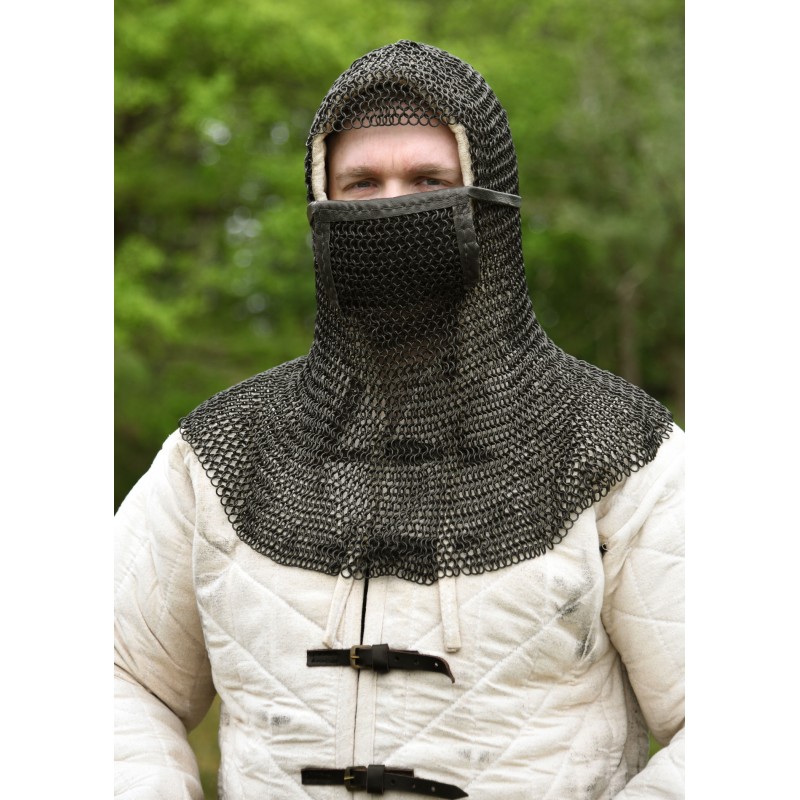 Cuffia di cotta di maglia medievale con apertura quadrata.