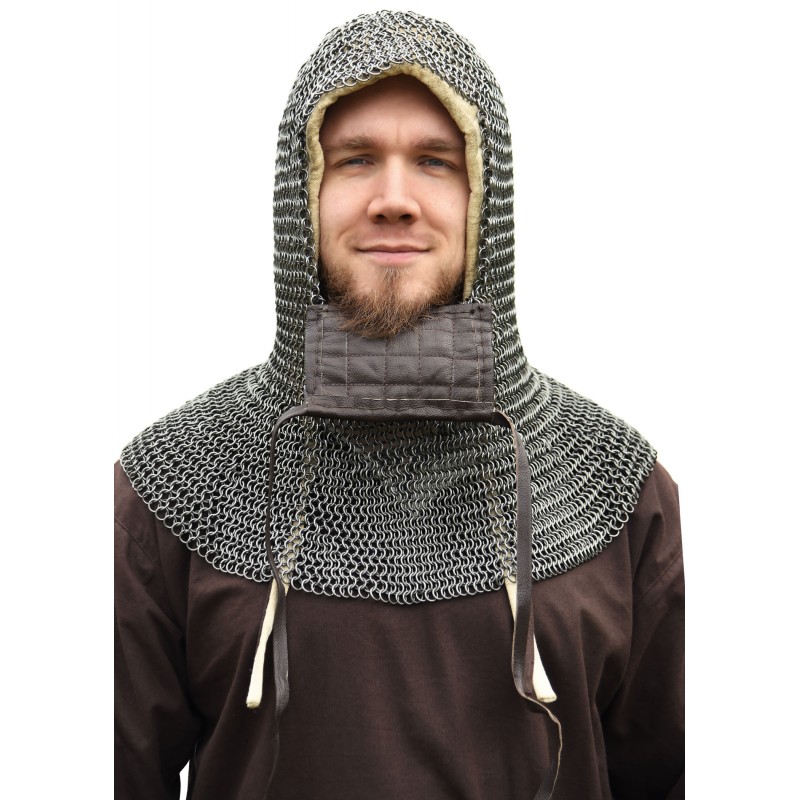 Cuffia di cotta di maglia medievale con apertura quadrata.