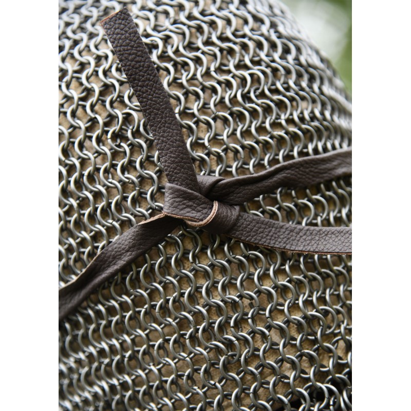 Cuffia di cotta di maglia medievale con apertura quadrata.