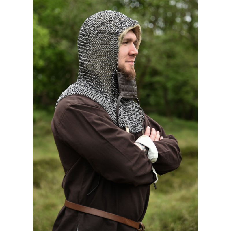 Cuffia di cotta di maglia medievale con apertura quadrata.