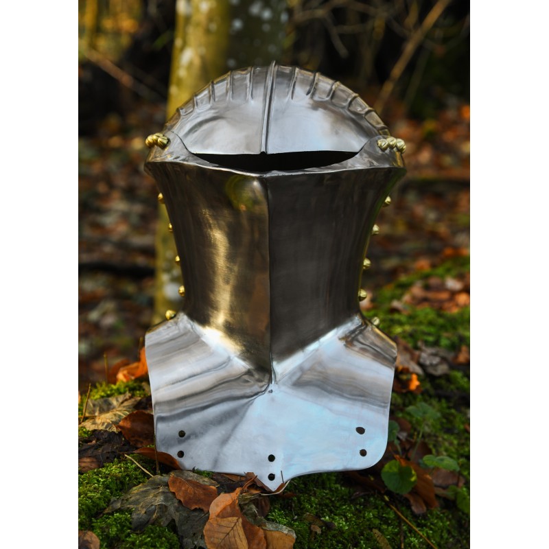 Yelmo de justar del siglo XV hecho en acero