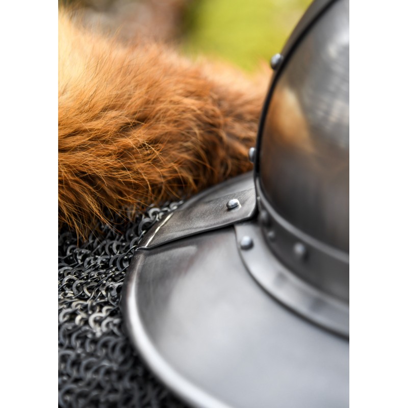 Capelina medieval, el casco con ala más popular en la Edad Media.