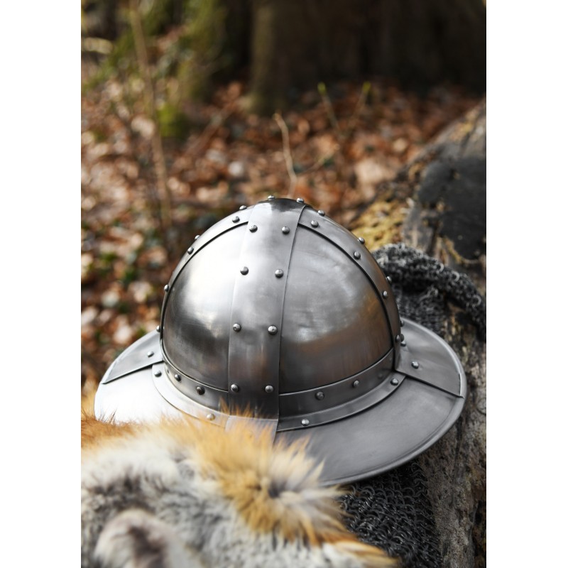Capelina medieval, el casco con ala más popular en la Edad Media.