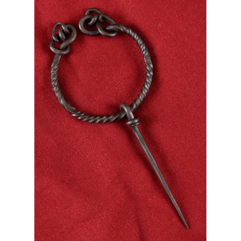 Fibula romana di tipo Omega con decorazione a spirale.