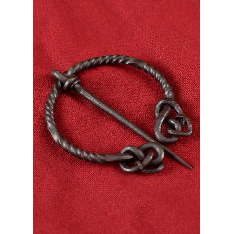 Fibula romana di tipo Omega con decorazione a spirale.