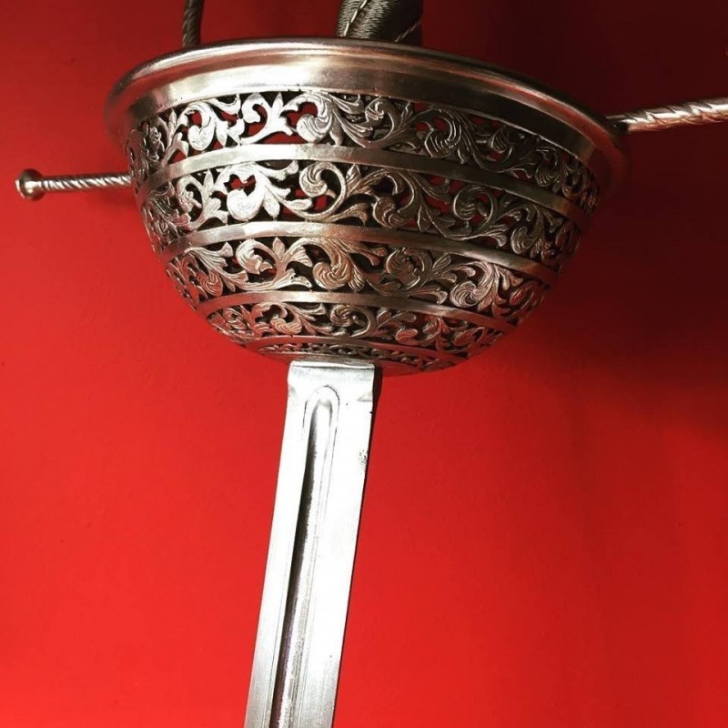 Rapier a tazza decorata. Spada funzionale.