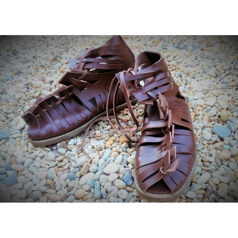 Caligae militares romanas con clavos planos