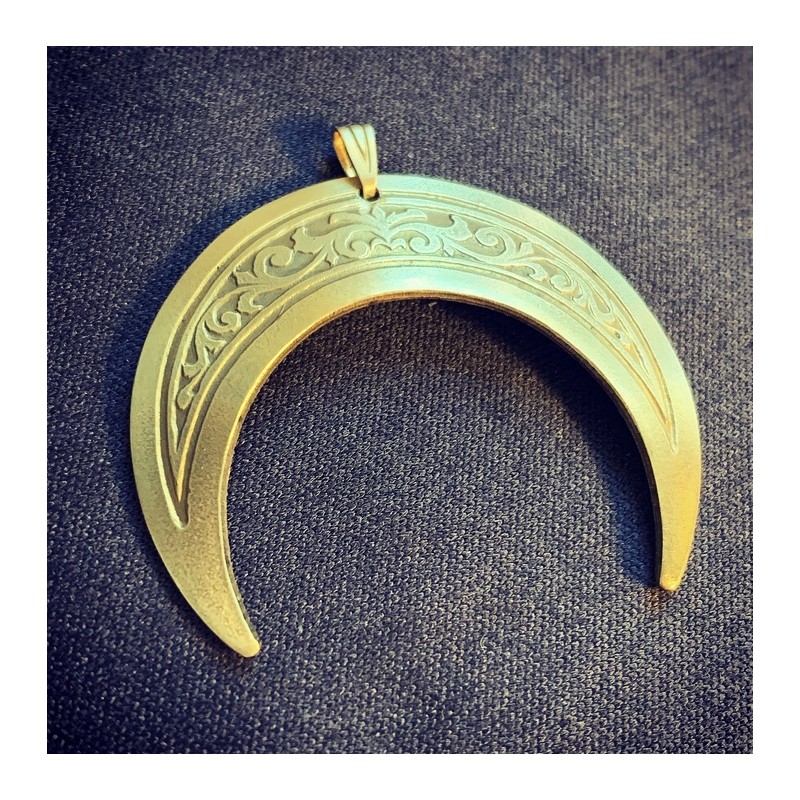 Lunula romana con relieve