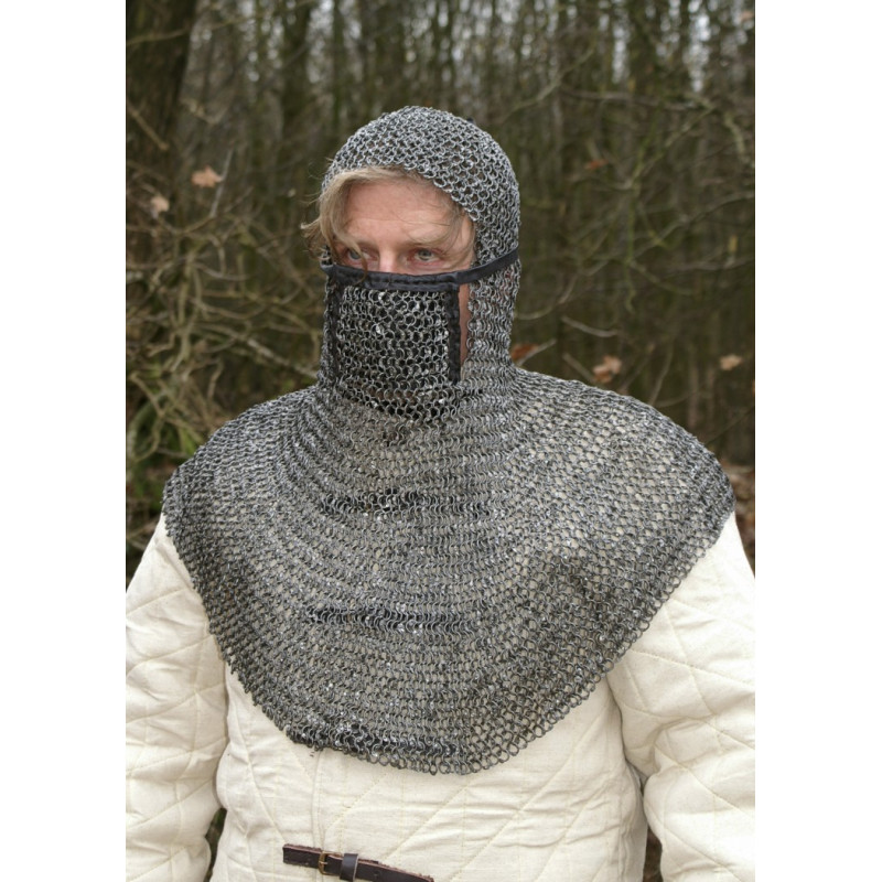 Cuffia di cotta di maglia medievale con apertura quadrata.