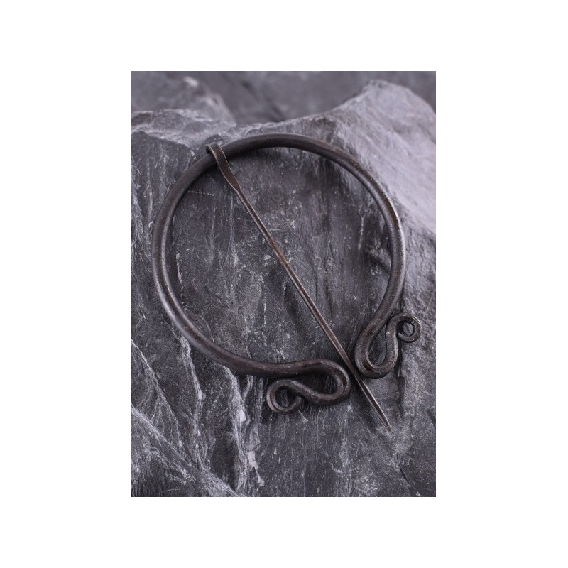 Riproduzione di una fibula romana del tipo Omega con decorazione a spirale.