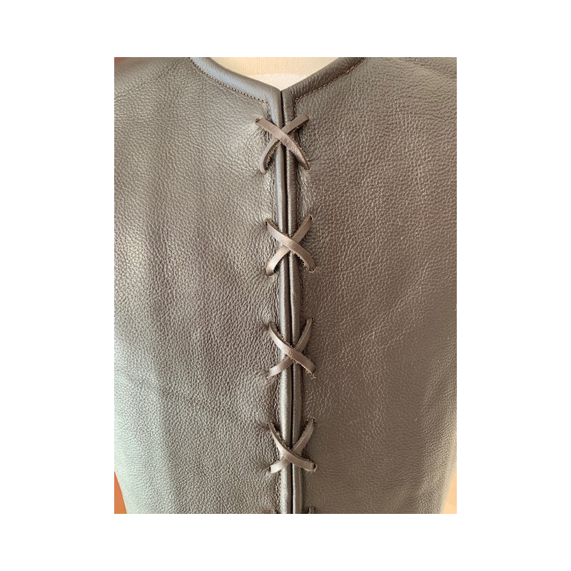 Subarmalis con pteruges decoradas para vestir bajo la cota de malla